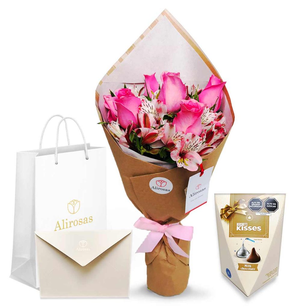 Ramo de rosas rosadas y flores con chocolates